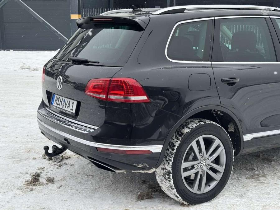Black Volkswagen Touareg 2016 in Jonava, with an engine capacity of 3.00 L and mileage of 290 thousand km for 15850 €, photo 10 on AUTOMOTO.COM.LV