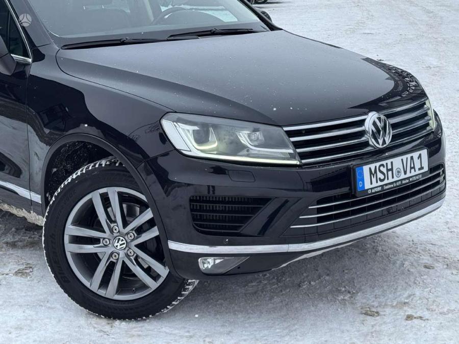 Black Volkswagen Touareg 2016 in Jonava, with an engine capacity of 3.00 L and mileage of 290 thousand km for 15850 €, photo 14 on AUTOMOTO.COM.LV