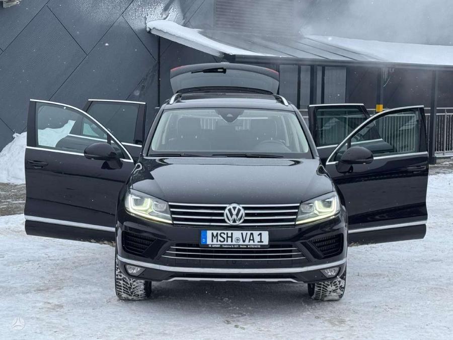 Black Volkswagen Touareg 2016 in Jonava, with an engine capacity of 3.00 L and mileage of 290 thousand km for 15850 €, photo 15 on AUTOMOTO.COM.LV