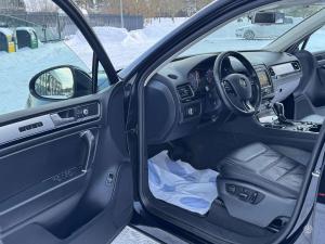 Black Volkswagen Touareg 2016 in Jonava, with an engine capacity of 3.00 L and mileage of 290 thousand km for 15850 €, photo 25 on AUTOMOTO.COM.LV