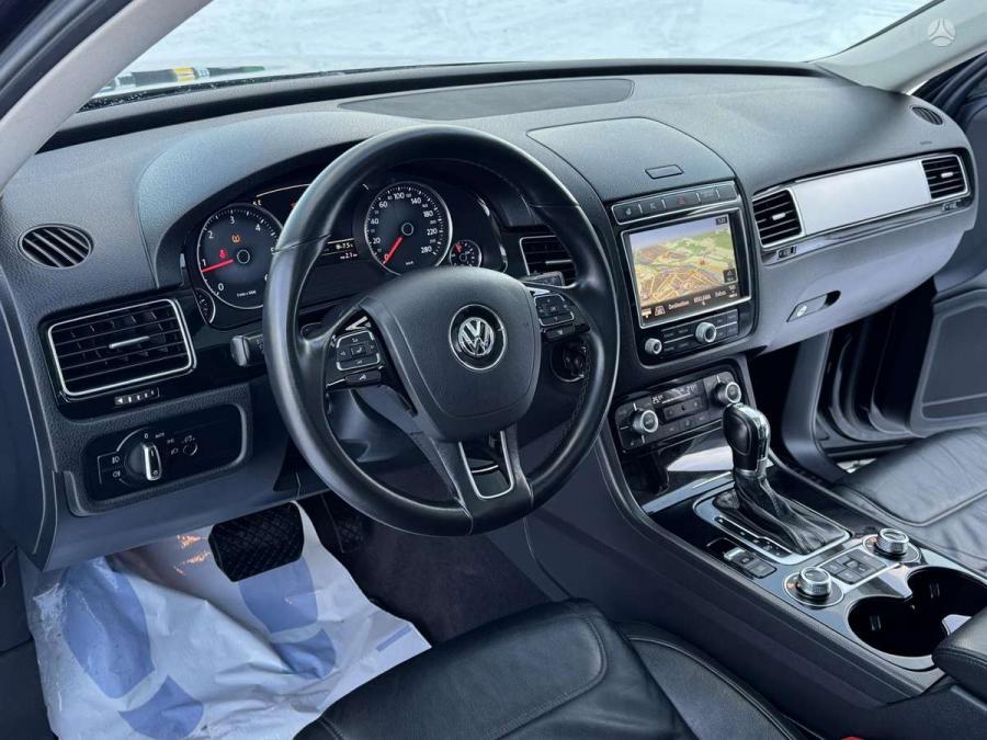 Black Volkswagen Touareg 2016 in Jonava, with an engine capacity of 3.00 L and mileage of 290 thousand km for 15850 €, photo 28 on AUTOMOTO.COM.LV