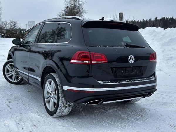 Black Volkswagen Touareg 2016 in Utena, with an engine capacity of 3.00 L and mileage of 310 thousand km for 14450 €, photo 3 on AUTOMOTO.COM.LV