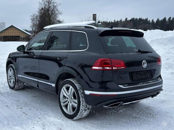 Black Volkswagen Touareg 2016 in Utena, with an engine capacity of 3.00 L and mileage of 310 thousand km for 14450 €, photo 5 on AUTOMOTO.COM.LV