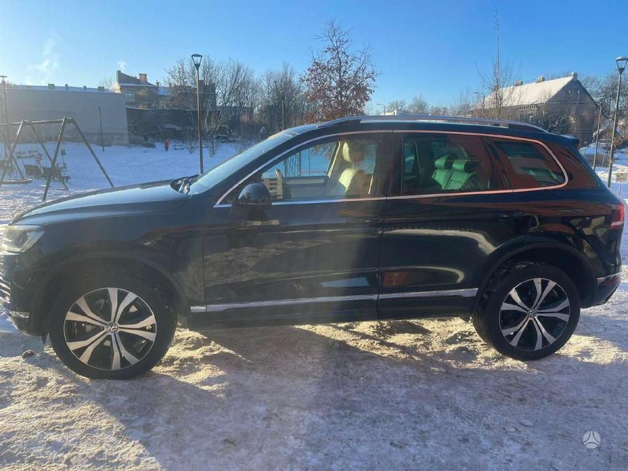 Melns Volkswagen Touareg 2016 Viļņa, ar dzinēja tilpumu 3.00 L un nobraukumu 162 tūkst. km par 24100 €, foto 1 vietnē AUTOMOTO.COM.LV