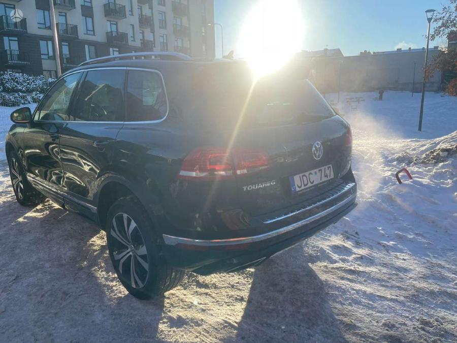 Melns Volkswagen Touareg 2016 Viļņa, ar dzinēja tilpumu 3.00 L un nobraukumu 162 tūkst. km par 24100 €, foto 3 vietnē AUTOMOTO.COM.LV