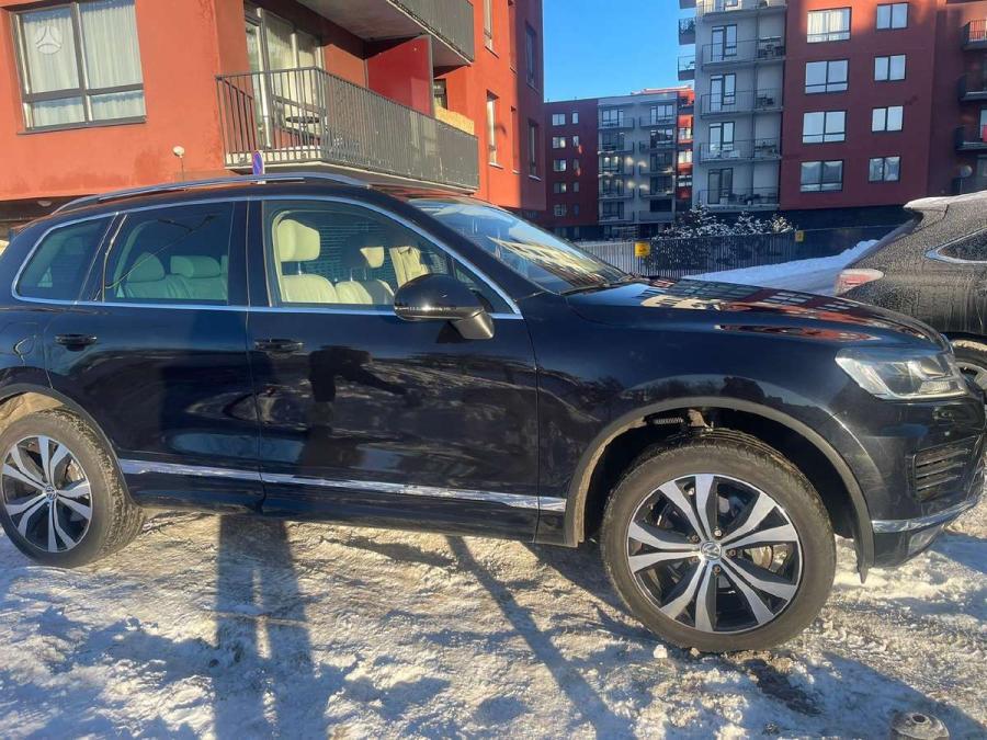 Melns Volkswagen Touareg 2016 Viļņa, ar dzinēja tilpumu 3.00 L un nobraukumu 162 tūkst. km par 24100 €, foto 4 vietnē AUTOMOTO.COM.LV