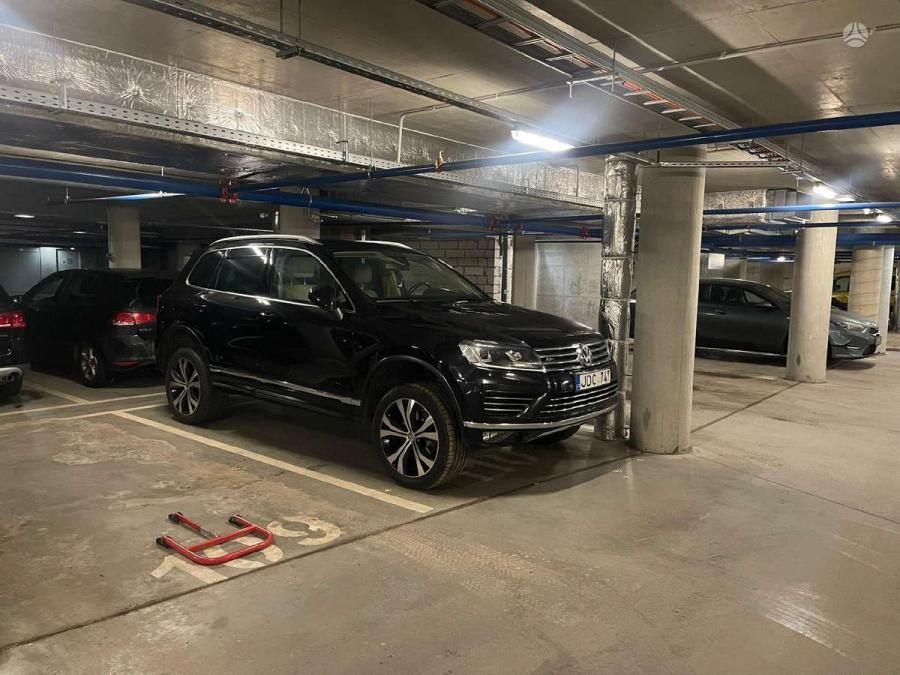 Black Volkswagen Touareg 2016 in Vilnius, with an engine capacity of 3.00 L and mileage of 162 thousand km for 24100 €, photo 10 on AUTOMOTO.COM.LV