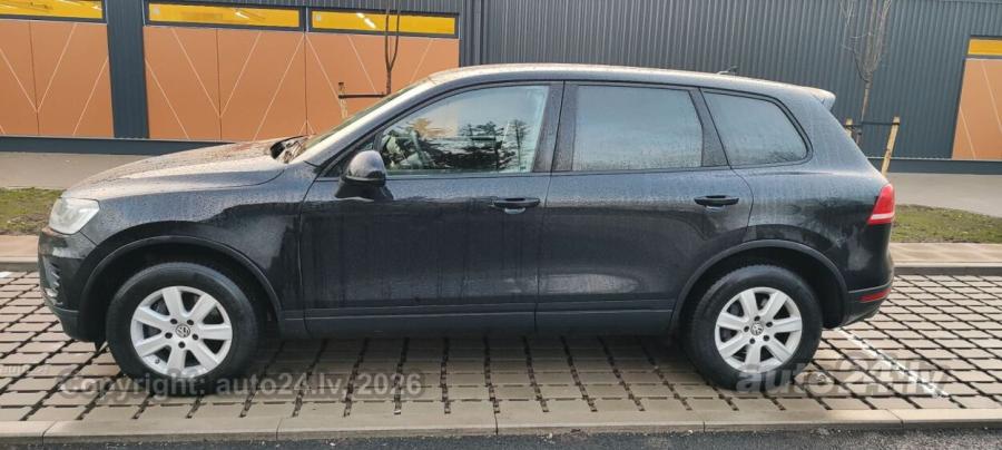 Black Volkswagen Touareg 2016 in Tallinn, with an engine capacity of 3.00 L and mileage of 330 thousand km for 16500 €, photo 4 on AUTOMOTO.COM.LV