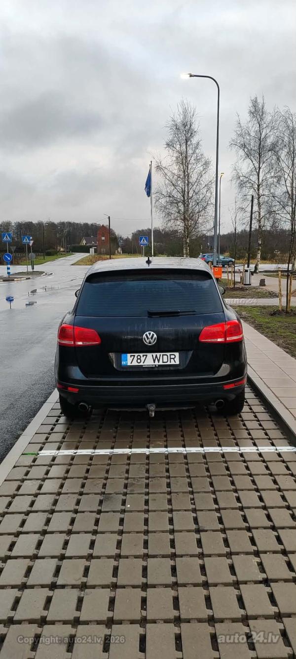 Black Volkswagen Touareg 2016 in Tallinn, with an engine capacity of 3.00 L and mileage of 330 thousand km for 16500 €, photo 7 on AUTOMOTO.COM.LV