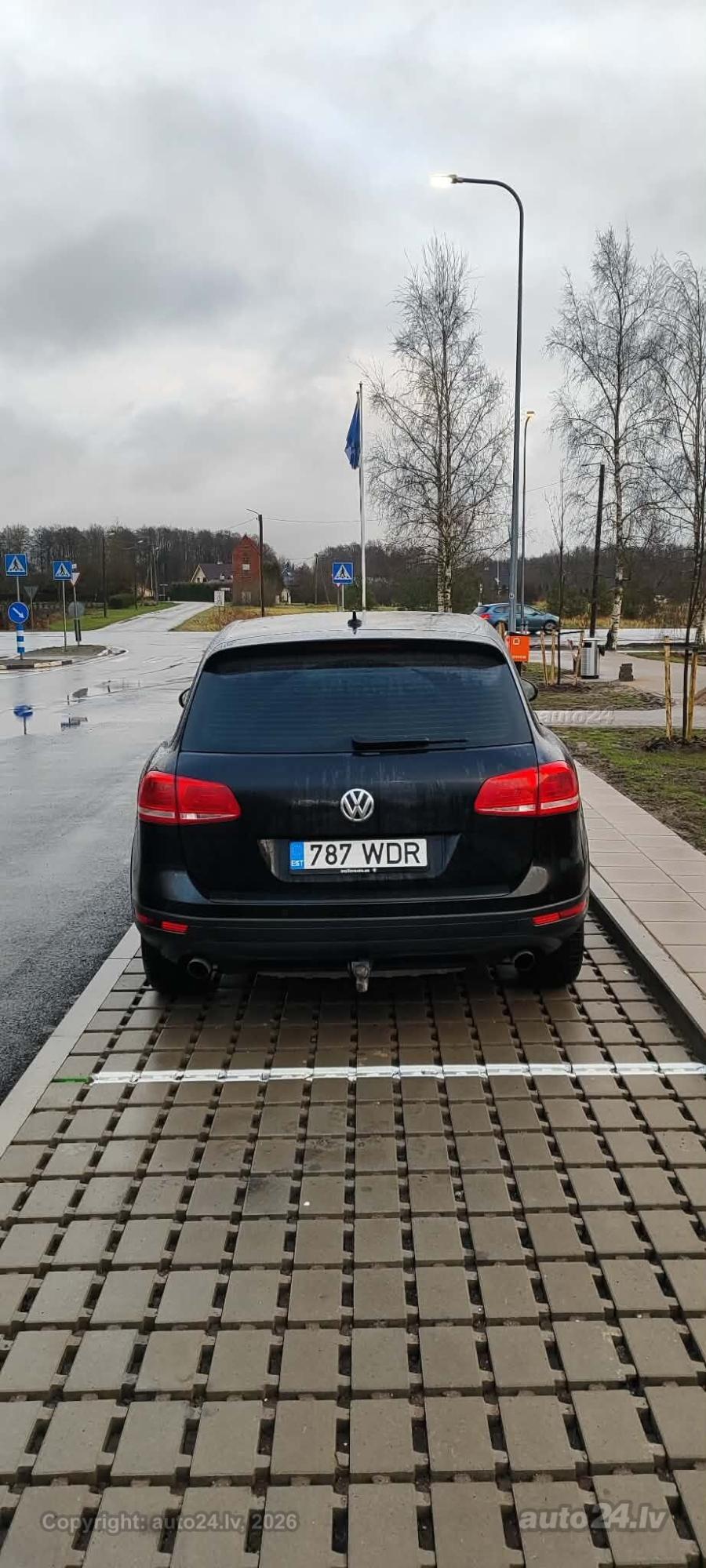Black Volkswagen Touareg 2016 in Tallinn, with an engine capacity of 3.00 L and mileage of 330 thousand km for 16500 €, photo 7 on AUTOMOTO.COM.LV