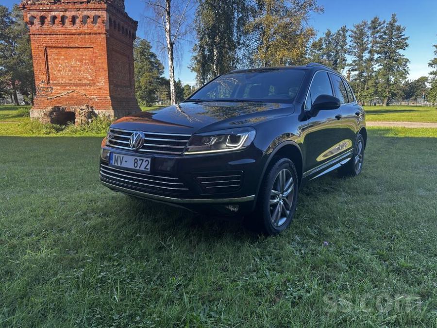 Black Volkswagen Touareg 2016 in Liepaja, with an engine capacity of 3.00 L and mileage of 223 thousand km for 21700 €, photo 1 on AUTOMOTO.COM.LV