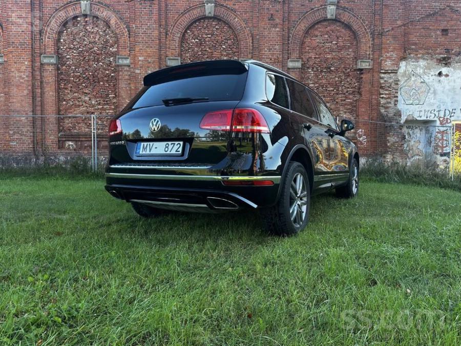 Black Volkswagen Touareg 2016 in Liepaja, with an engine capacity of 3.00 L and mileage of 223 thousand km for 21700 €, photo 4 on AUTOMOTO.COM.LV