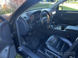 Black Volkswagen Touareg 2016 in Liepaja, with an engine capacity of 3.00 L and mileage of 223 thousand km for 21700 €, photo 6 on AUTOMOTO.COM.LV