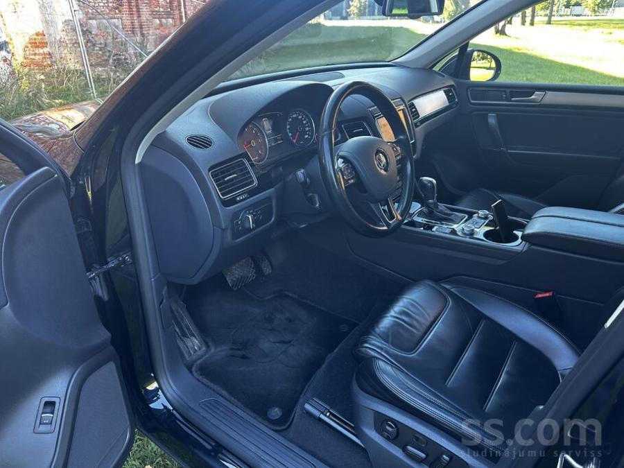Black Volkswagen Touareg 2016 in Liepaja, with an engine capacity of 3.00 L and mileage of 223 thousand km for 21700 €, photo 6 on AUTOMOTO.COM.LV
