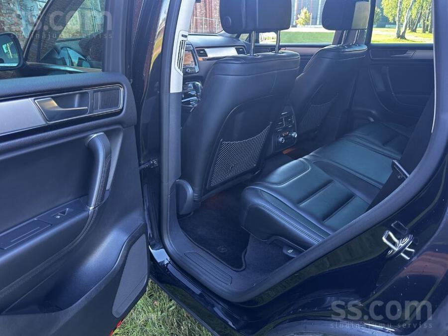 Black Volkswagen Touareg 2016 in Liepaja, with an engine capacity of 3.00 L and mileage of 223 thousand km for 21700 €, photo 7 on AUTOMOTO.COM.LV