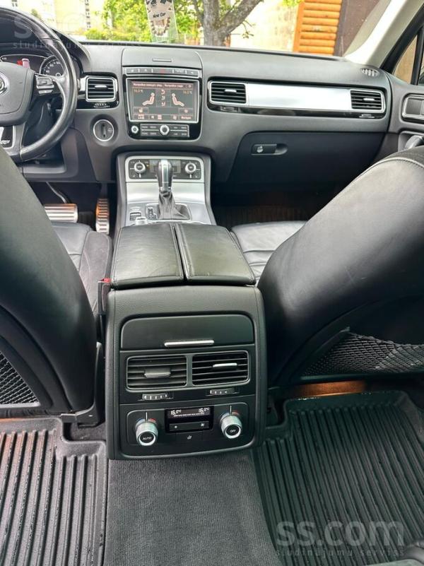 Black Volkswagen Touareg 2016 in Daugavpils, with an engine capacity of 3.00 L and mileage of 210 thousand km for 17900 €, photo 7 on AUTOMOTO.COM.LV