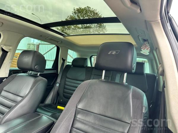 Black Volkswagen Touareg 2016 in Daugavpils, with an engine capacity of 3.00 L and mileage of 210 thousand km for 17900 €, photo 8 on AUTOMOTO.COM.LV