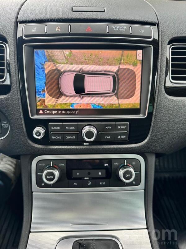 Black Volkswagen Touareg 2016 in Daugavpils, with an engine capacity of 3.00 L and mileage of 210 thousand km for 17900 €, photo 10 on AUTOMOTO.COM.LV