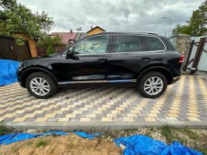 Black Volkswagen Touareg 2016 in Daugavpils, with an engine capacity of 3.00 L and mileage of 210 thousand km for 17900 €, photo 4 on AUTOMOTO.COM.LV
