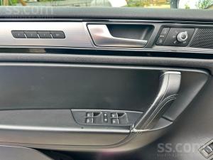 Black Volkswagen Touareg 2016 in Daugavpils, with an engine capacity of 3.00 L and mileage of 210 thousand km for 17900 €, photo 7 on AUTOMOTO.COM.LV