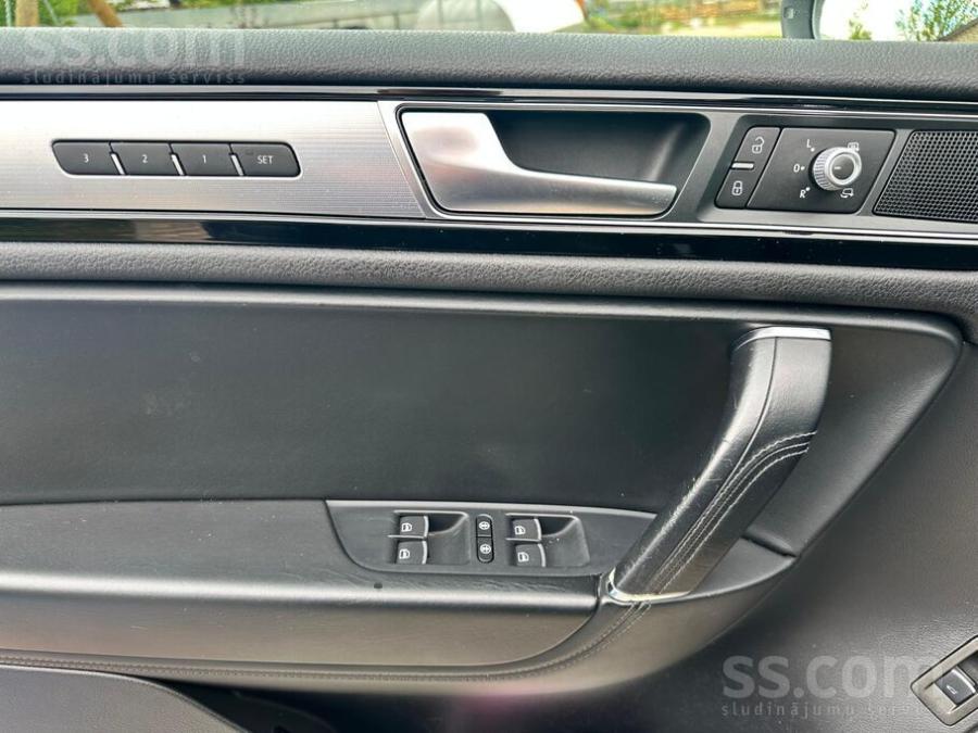 Black Volkswagen Touareg 2016 in Daugavpils, with an engine capacity of 3.00 L and mileage of 210 thousand km for 17900 €, photo 7 on AUTOMOTO.COM.LV