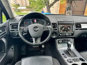 Black Volkswagen Touareg 2016 in Daugavpils, with an engine capacity of 3.00 L and mileage of 210 thousand km for 17900 €, photo 10 on AUTOMOTO.COM.LV