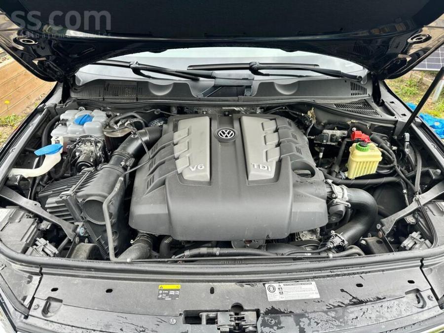 Black Volkswagen Touareg 2016 in Daugavpils, with an engine capacity of 3.00 L and mileage of 210 thousand km for 17900 €, photo 13 on AUTOMOTO.COM.LV