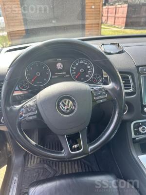 Black Volkswagen Touareg 2016 in Daugavpils, with an engine capacity of 3.00 L and mileage of 210 thousand km for 17900 €, photo 14 on AUTOMOTO.COM.LV