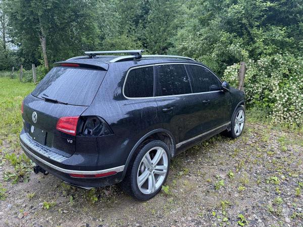 Black Volkswagen Touareg 2016 in Plunge, with an engine capacity of 3.60 L and mileage of 250 thousand km for 8450 €, photo 3 on AUTOMOTO.COM.LV
