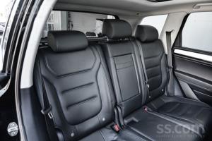 Black Volkswagen Touareg 2016 in Riga, with an engine capacity of 3.00 L and mileage of 188 thousand km for 17500 €, photo 9 on AUTOMOTO.COM.LV