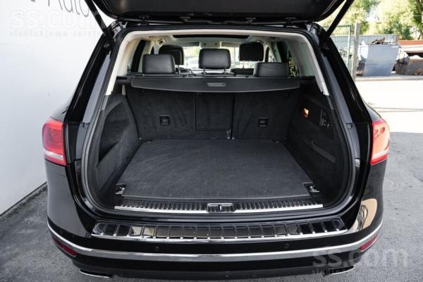 Black Volkswagen Touareg 2016 in Riga, with an engine capacity of 3.00 L and mileage of 188 thousand km for 17500 €, photo 9 on AUTOMOTO.COM.LV