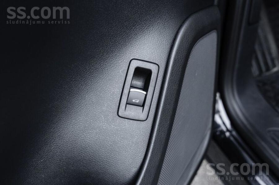 Black Volkswagen Touareg 2016 in Riga, with an engine capacity of 3.00 L and mileage of 188 thousand km for 17500 €, photo 14 on AUTOMOTO.COM.LV
