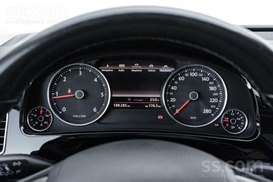 Black Volkswagen Touareg 2016 in Riga, with an engine capacity of 3.00 L and mileage of 188 thousand km for 17500 €, photo 17 on AUTOMOTO.COM.LV