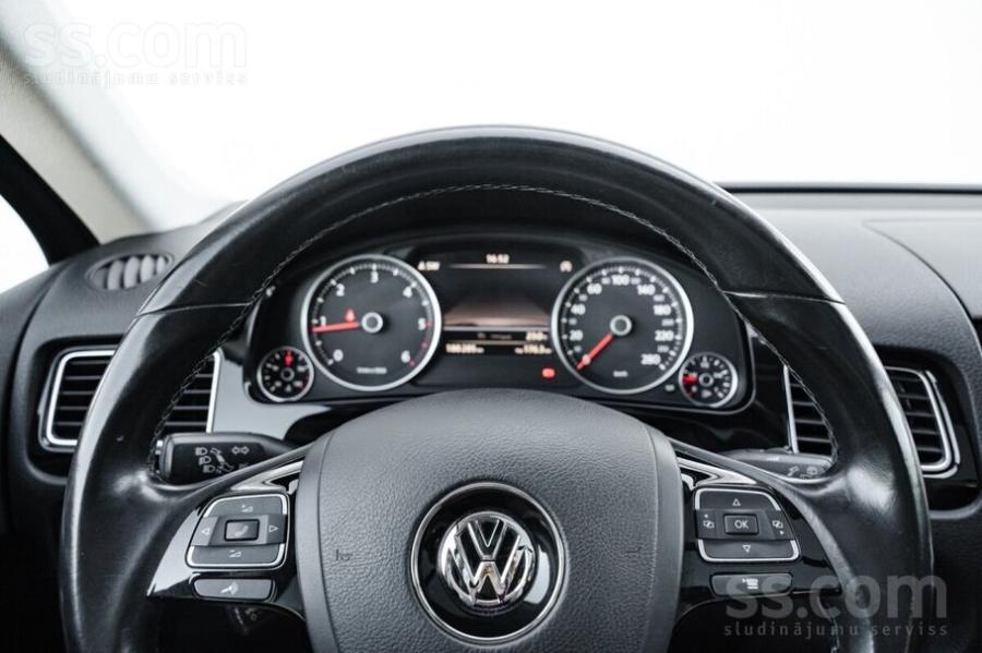 Black Volkswagen Touareg 2016 in Riga, with an engine capacity of 3.00 L and mileage of 188 thousand km for 17500 €, photo 18 on AUTOMOTO.COM.LV