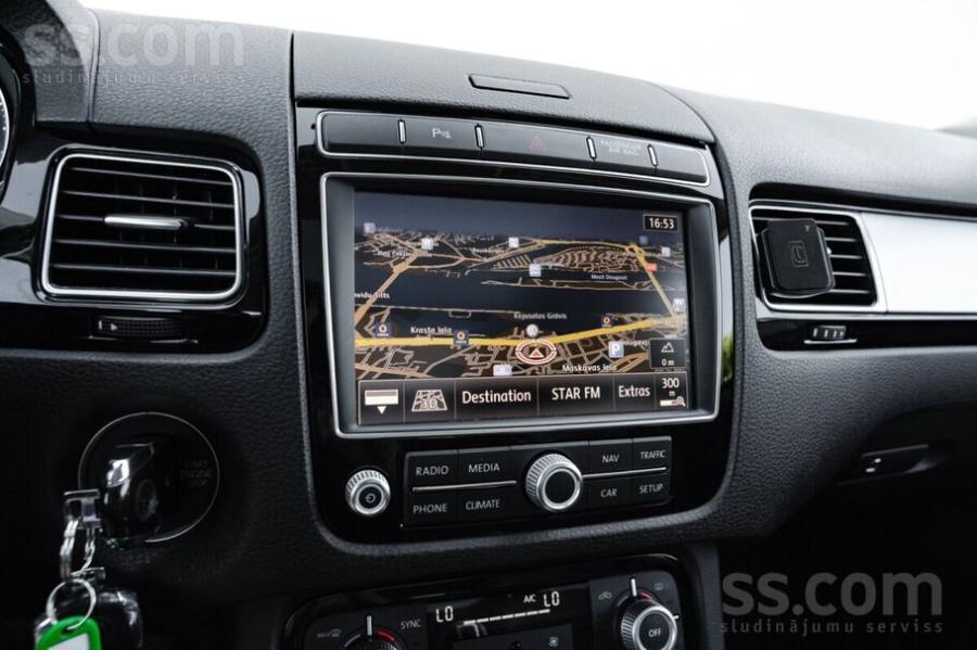 Black Volkswagen Touareg 2016 in Riga, with an engine capacity of 3.00 L and mileage of 188 thousand km for 17500 €, photo 21 on AUTOMOTO.COM.LV