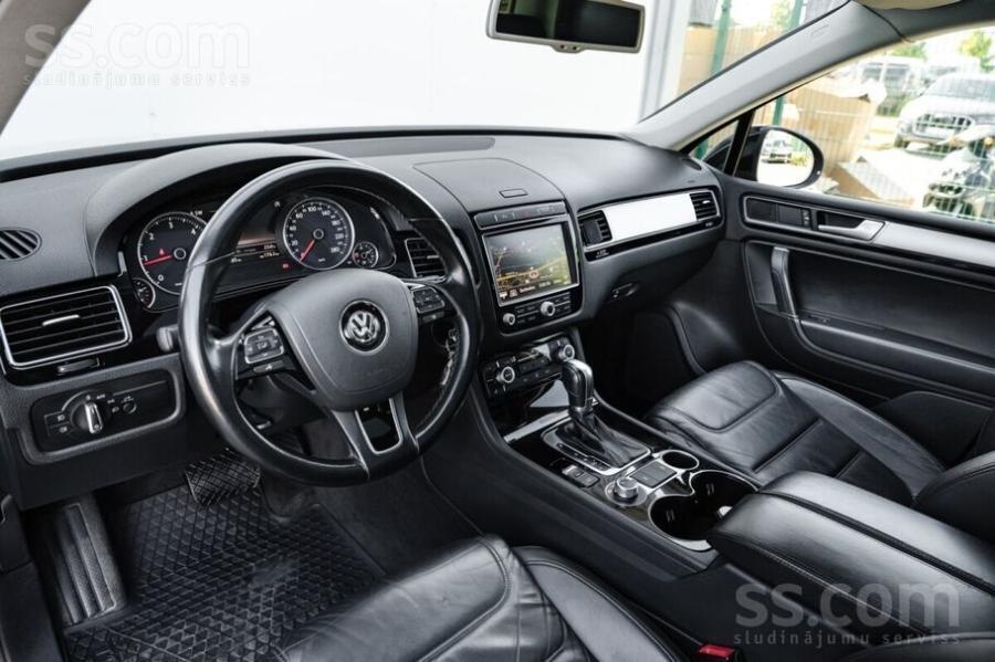Black Volkswagen Touareg 2016 in Riga, with an engine capacity of 3.00 L and mileage of 188 thousand km for 17500 €, photo 24 on AUTOMOTO.COM.LV