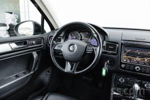 Black Volkswagen Touareg 2016 in Riga, with an engine capacity of 3.00 L and mileage of 188 thousand km for 17500 €, photo 25 on AUTOMOTO.COM.LV