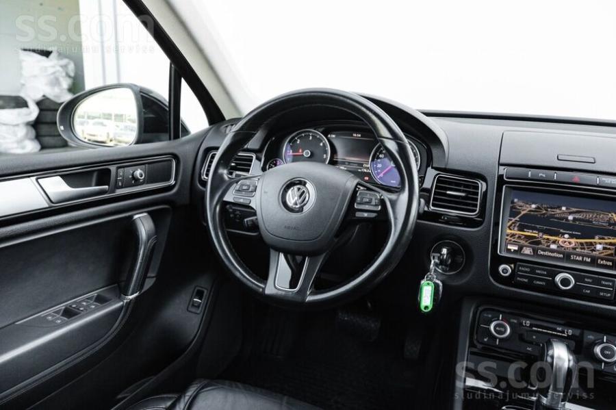 Black Volkswagen Touareg 2016 in Riga, with an engine capacity of 3.00 L and mileage of 188 thousand km for 17500 €, photo 25 on AUTOMOTO.COM.LV