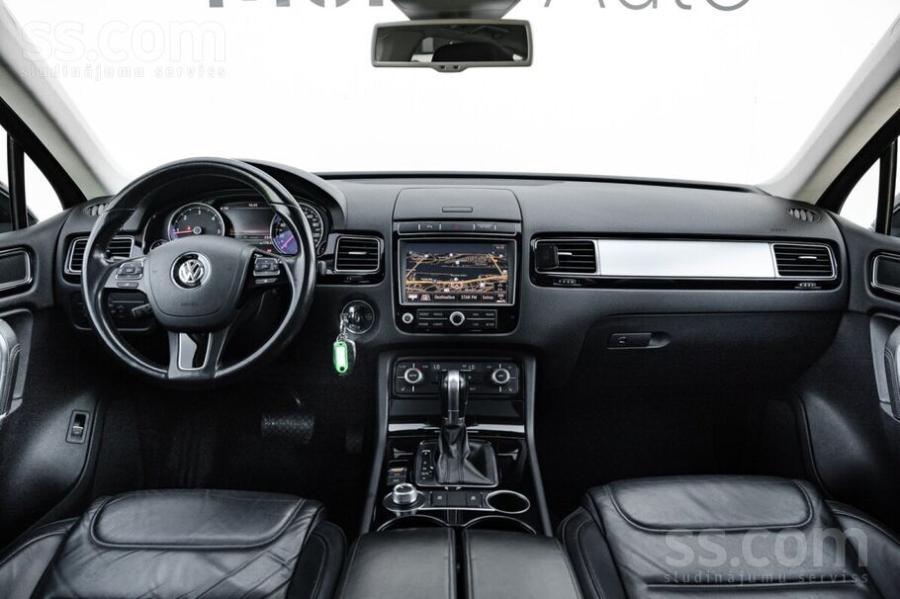 Black Volkswagen Touareg 2016 in Riga, with an engine capacity of 3.00 L and mileage of 188 thousand km for 17500 €, photo 26 on AUTOMOTO.COM.LV