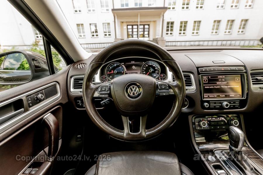 Melns Volkswagen Touareg 2016 Pērnava, ar dzinēja tilpumu 3.00 L un nobraukumu 244 tūkst. km par 16499 €, foto 16 vietnē AUTOMOTO.COM.LV
