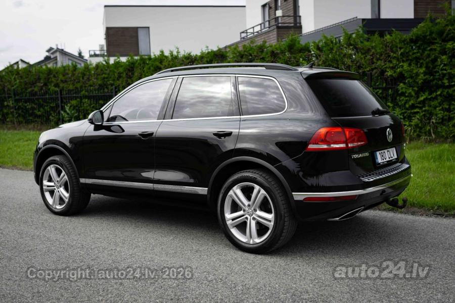 Black Volkswagen Touareg 2016 in Tallinn, with an engine capacity of 3.00 L and mileage of 270 thousand km for 15900 €, photo 4 on AUTOMOTO.COM.LV