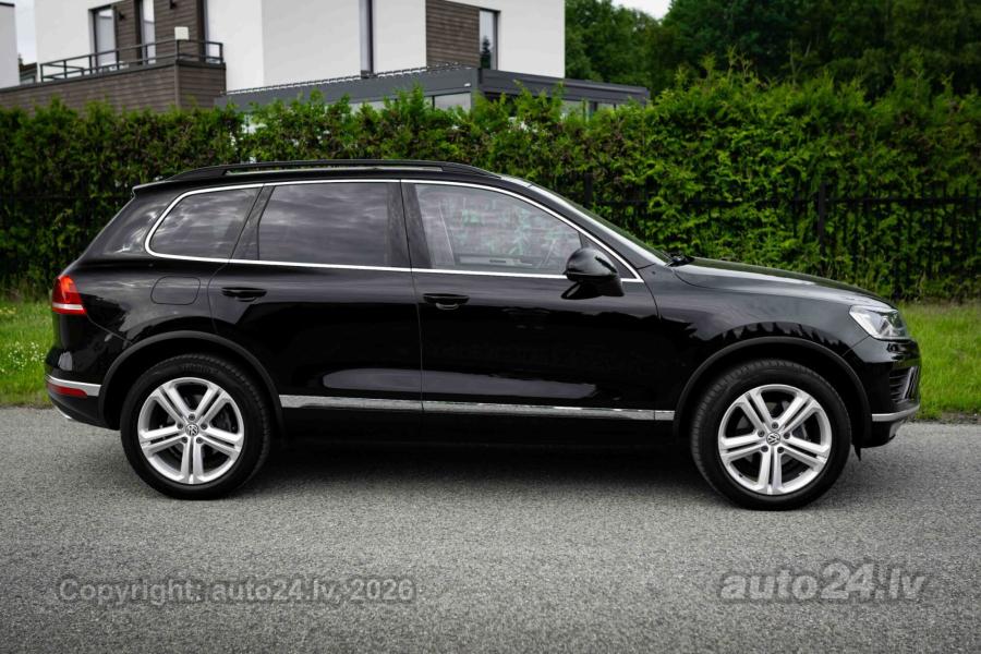 Black Volkswagen Touareg 2016 in Tallinn, with an engine capacity of 3.00 L and mileage of 270 thousand km for 15900 €, photo 7 on AUTOMOTO.COM.LV
