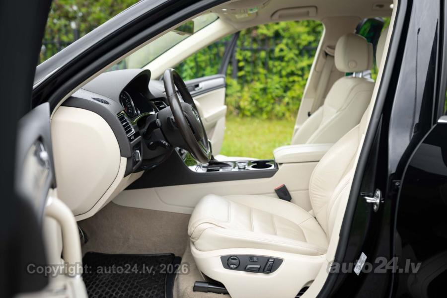 Black Volkswagen Touareg 2016 in Tallinn, with an engine capacity of 3.00 L and mileage of 270 thousand km for 15900 €, photo 9 on AUTOMOTO.COM.LV