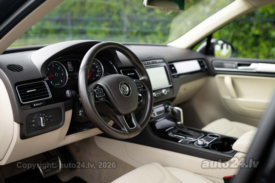 Black Volkswagen Touareg 2016 in Tallinn, with an engine capacity of 3.00 L and mileage of 270 thousand km for 15900 €, photo 12 on AUTOMOTO.COM.LV