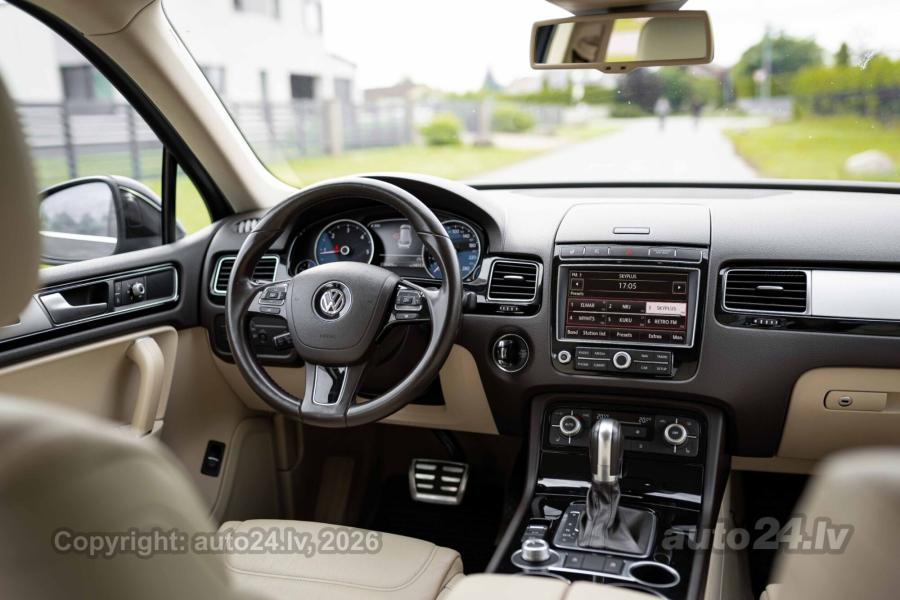 Black Volkswagen Touareg 2016 in Tallinn, with an engine capacity of 3.00 L and mileage of 270 thousand km for 15900 €, photo 13 on AUTOMOTO.COM.LV