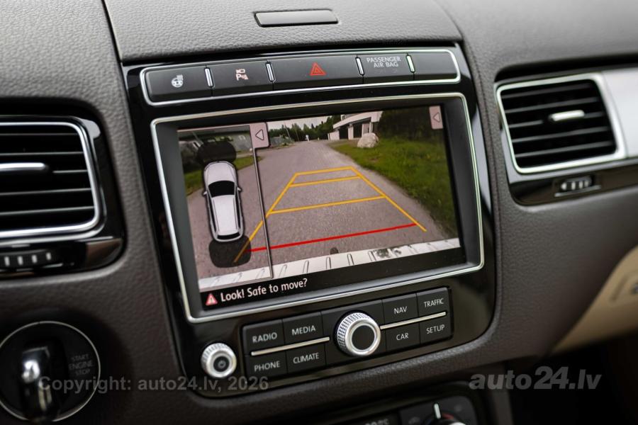 Black Volkswagen Touareg 2016 in Tallinn, with an engine capacity of 3.00 L and mileage of 270 thousand km for 15900 €, photo 14 on AUTOMOTO.COM.LV