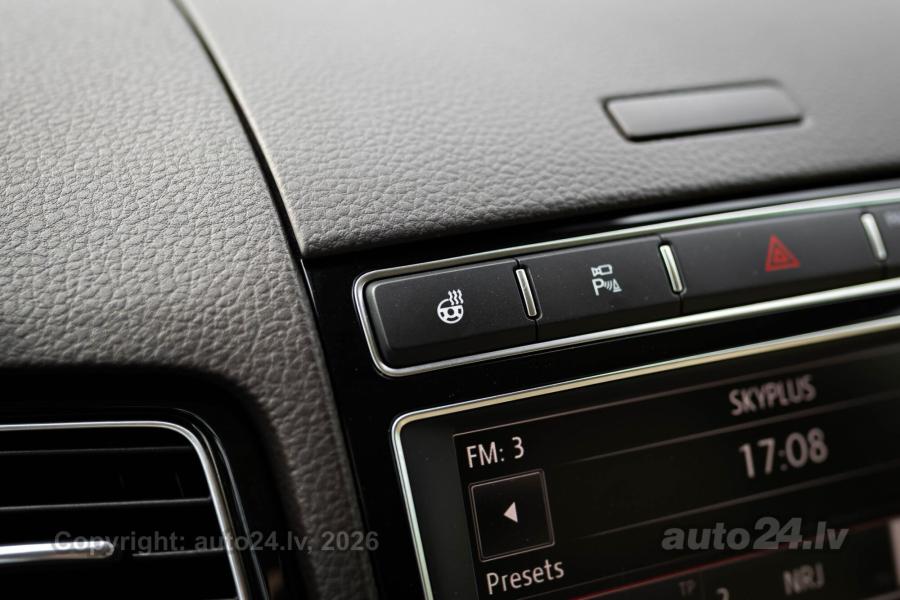 Black Volkswagen Touareg 2016 in Tallinn, with an engine capacity of 3.00 L and mileage of 270 thousand km for 15900 €, photo 16 on AUTOMOTO.COM.LV