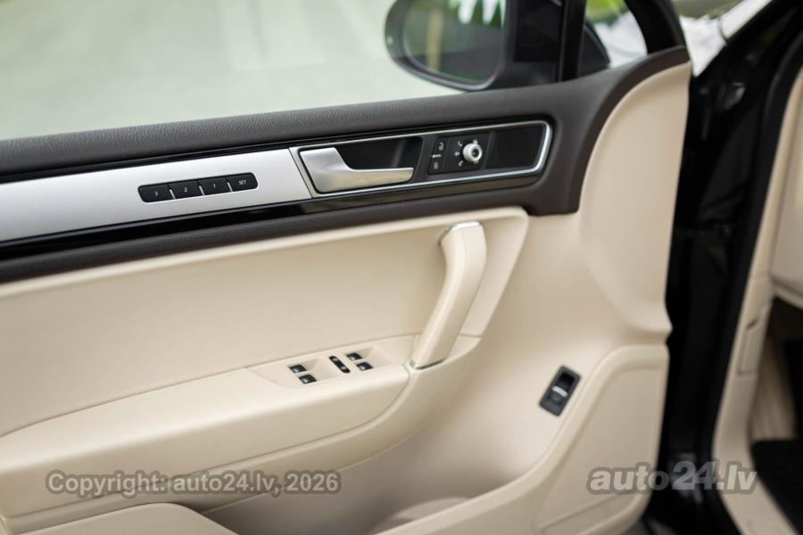 Black Volkswagen Touareg 2016 in Tallinn, with an engine capacity of 3.00 L and mileage of 270 thousand km for 15900 €, photo 17 on AUTOMOTO.COM.LV