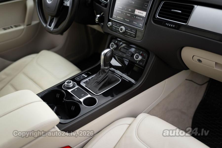 Black Volkswagen Touareg 2016 in Tallinn, with an engine capacity of 3.00 L and mileage of 270 thousand km for 15900 €, photo 18 on AUTOMOTO.COM.LV