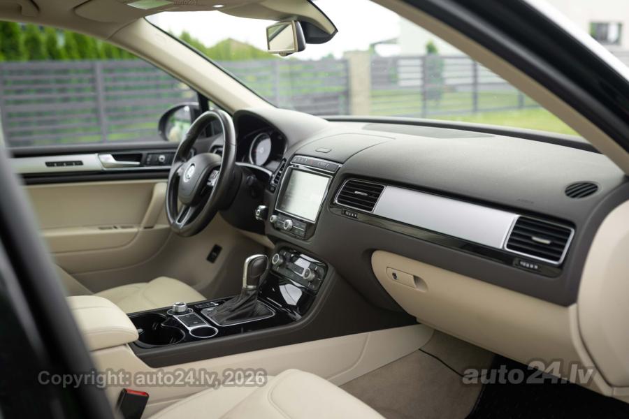 Black Volkswagen Touareg 2016 in Tallinn, with an engine capacity of 3.00 L and mileage of 270 thousand km for 15900 €, photo 19 on AUTOMOTO.COM.LV